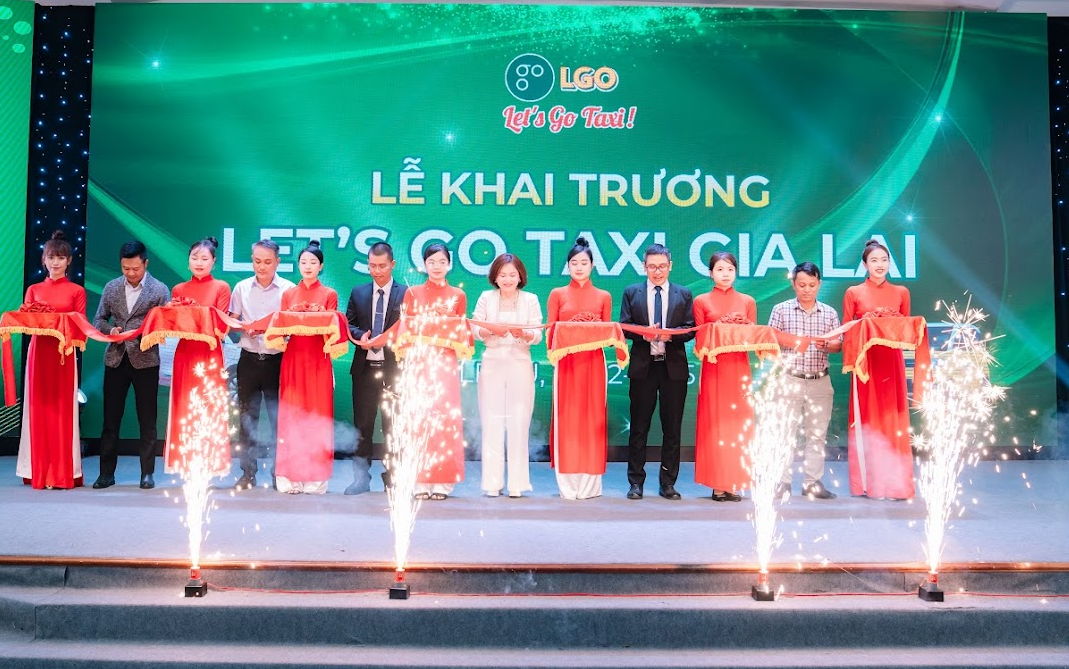 Let’s Go Taxi - hãng taxi sử dụng xe điện Wuling khai trương dịch vụ ...